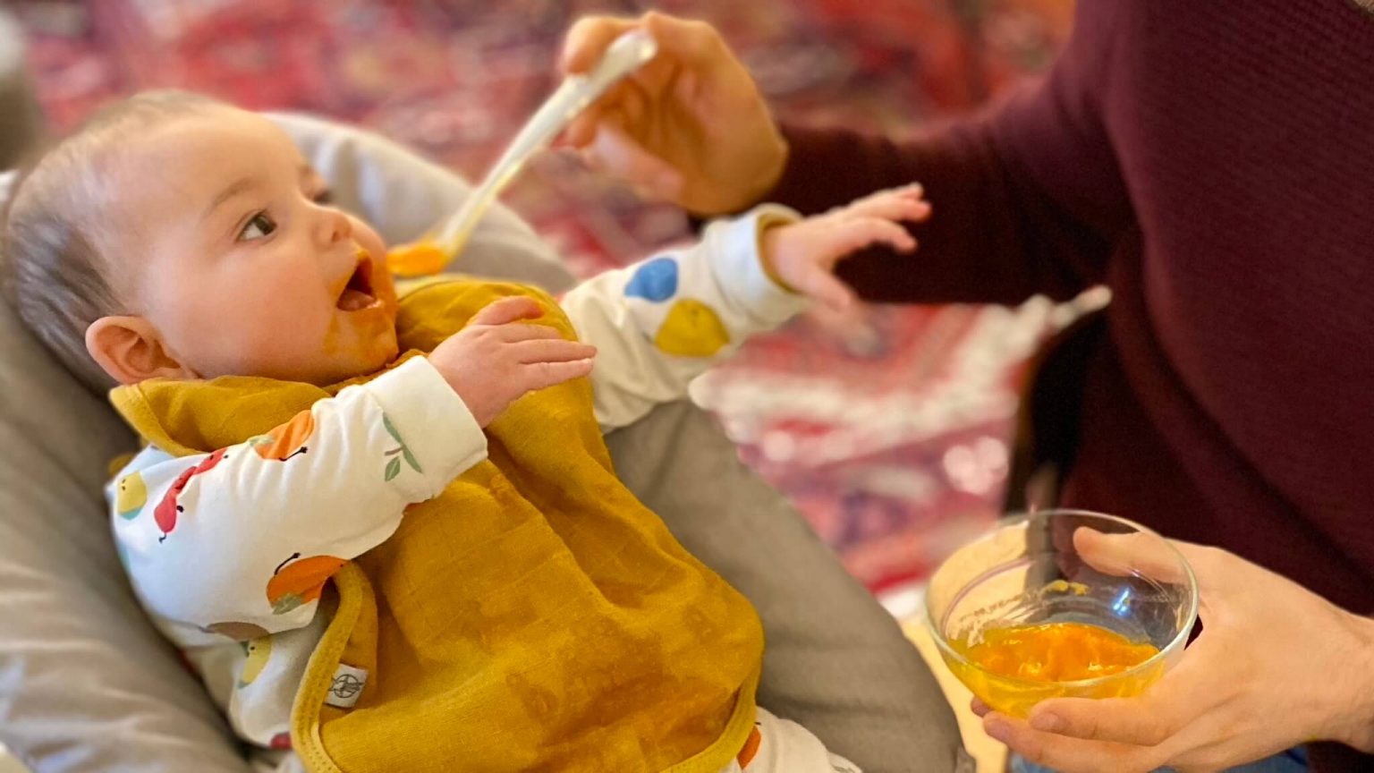 Commencer la diversification alimentaire de bébé : comment s'y prendre ...
