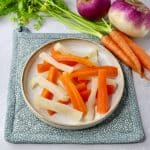 Bâtonnets de carottes et navet vapeur - Cuisinez pour bébé