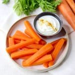 Bâtonnets de carottes et sauce au curry - Cuisinez pour bébé